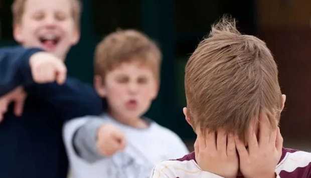 إزاي تتعامل مع طفلك بشكل صحيح عند تعرضه للتنمر؟ (فيديو) | مبتدا