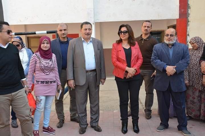 صور باقة ورد من محافظ دمياط للتلميذة بسملة بعد تعرضها للتنمر مبتدا