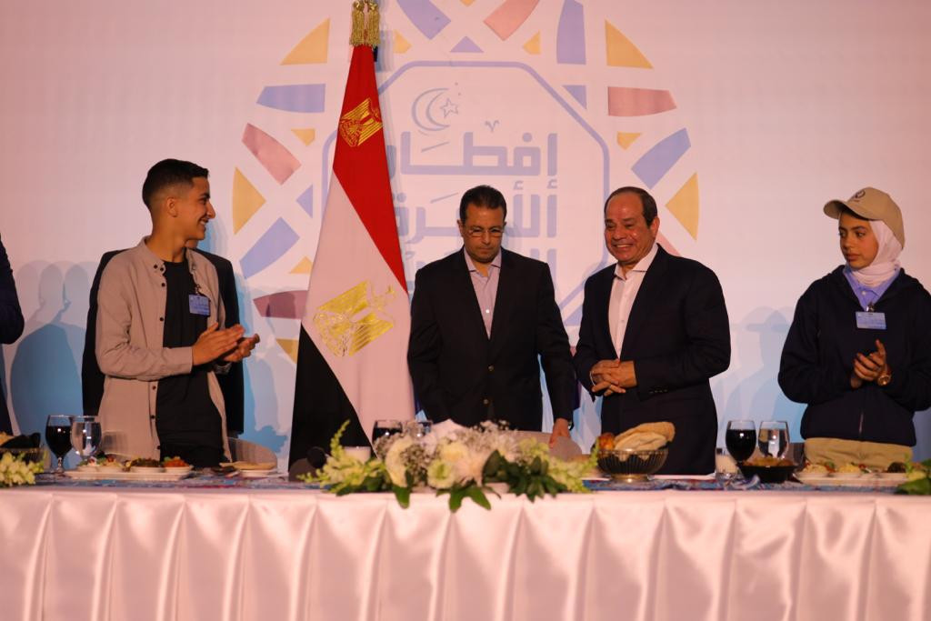 عاجل الرئيس السيسى فى إفطار الأسرة المصرية بحى الأسمرات صور مبتدا