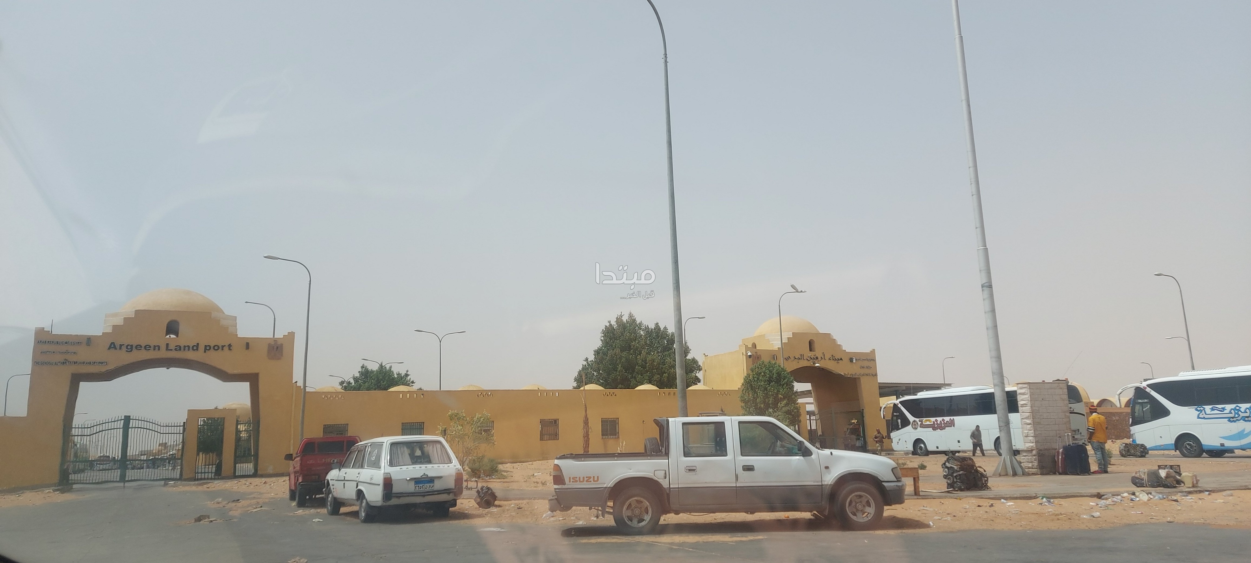 خاص مبتدا أتوبيسات المصريين وجنسيات أخرى تتوافد على معبر أرقين صور