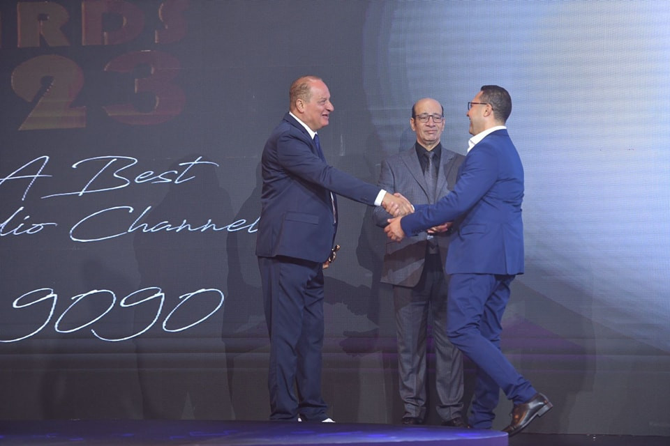 نجوم الراديو 9090 خلال استلام جائزة أفضل راديو فى حفل جوائز MEMA لعام 2023 | مبتدا