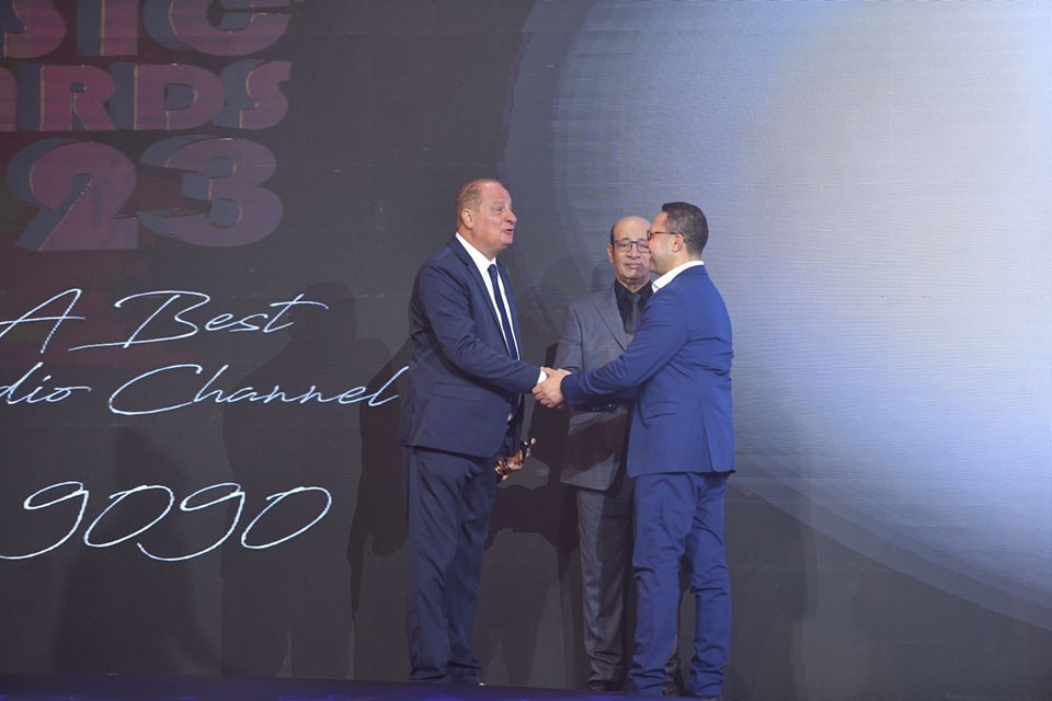 نجوم الراديو 9090 خلال استلام جائزة أفضل راديو فى حفل جوائز MEMA لعام 2023 | مبتدا